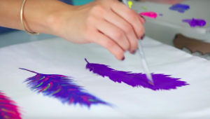 She Paints These Beautiful Feathers Right On To Fabric And I Want This ...